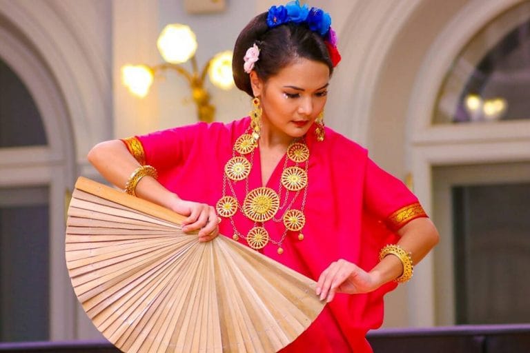 Tari Pakarena (Sejarah Mitologi dan Gerakannya Lengkap)